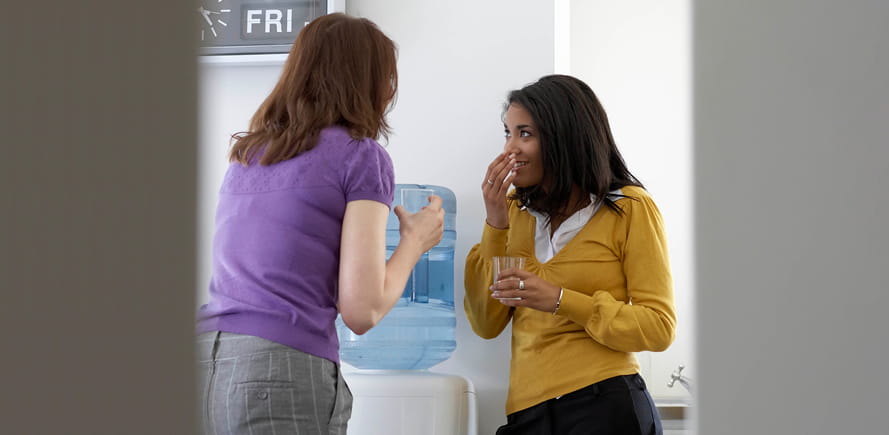 Roddelen over collega’s is niet altíjd slecht | Intermediair